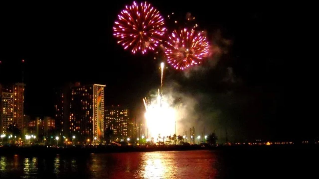 Waikiki Fireworks Friday: Best Viewing Spots & Schedule Welcome